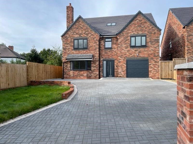 ‘Stunning’ executive home with five bedrooms in Midlands up for auction ...